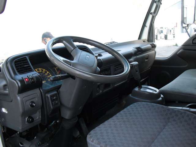 2005 isuzu npr camion con caja seca en San José - Camiones | 77323