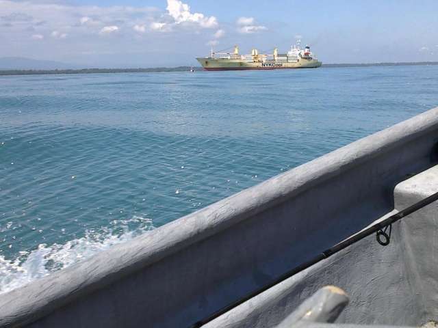 Bote pesquero - panga con motor y carreta de remolque en Limón ...