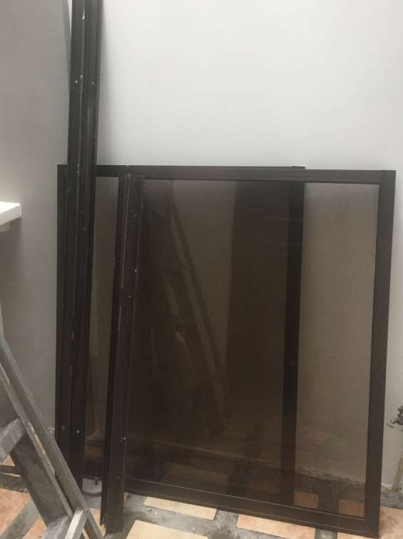 Ventana corrediza en aluminio color café con vidrio ahumado en Heredia ...